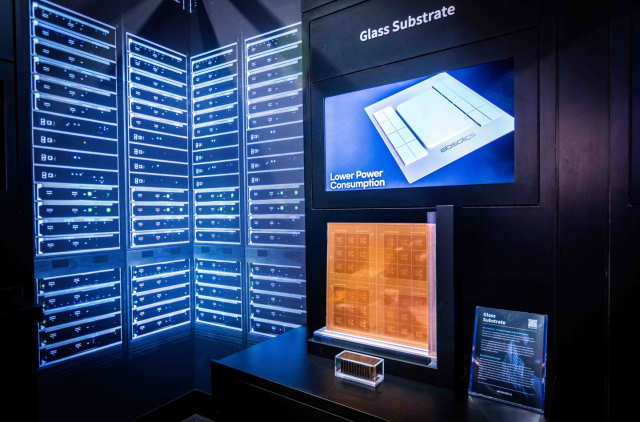 SKC, 차세대 반도체 ‘게임 체인저’ 글라스 기판 실물 공개 [CES 2025] | 서울경제
